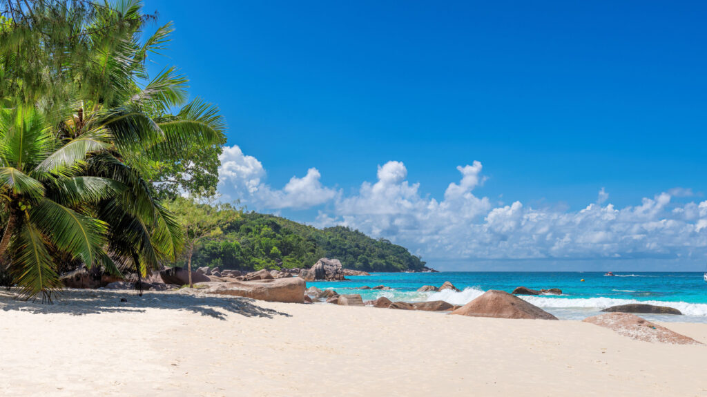 Ce petit pays est un haut lieu de vacances tropicales où le dollar ...